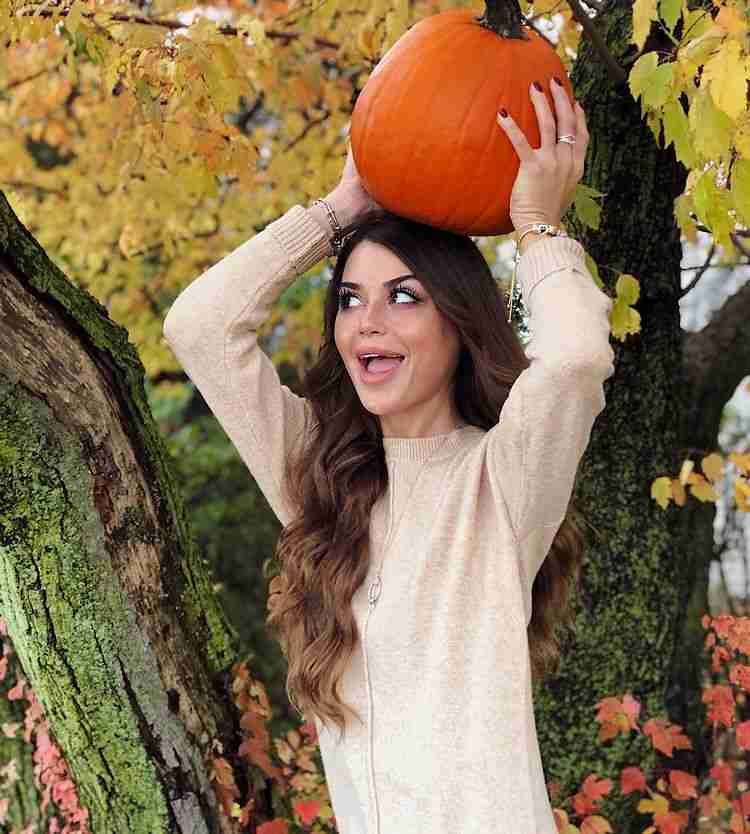 Zoe Roe Networth, Height, Weight, Relationship [2024 wiki] - Star Two